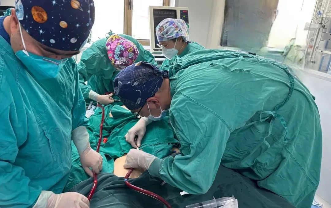 患者急性肺栓塞致心跳骤停，急诊团队启用ECMO成功救治